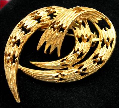 JAGGED EDGES PIN Vintage Holes Smooth Curvves RIBBON BROOCH Goldtone 1 ...