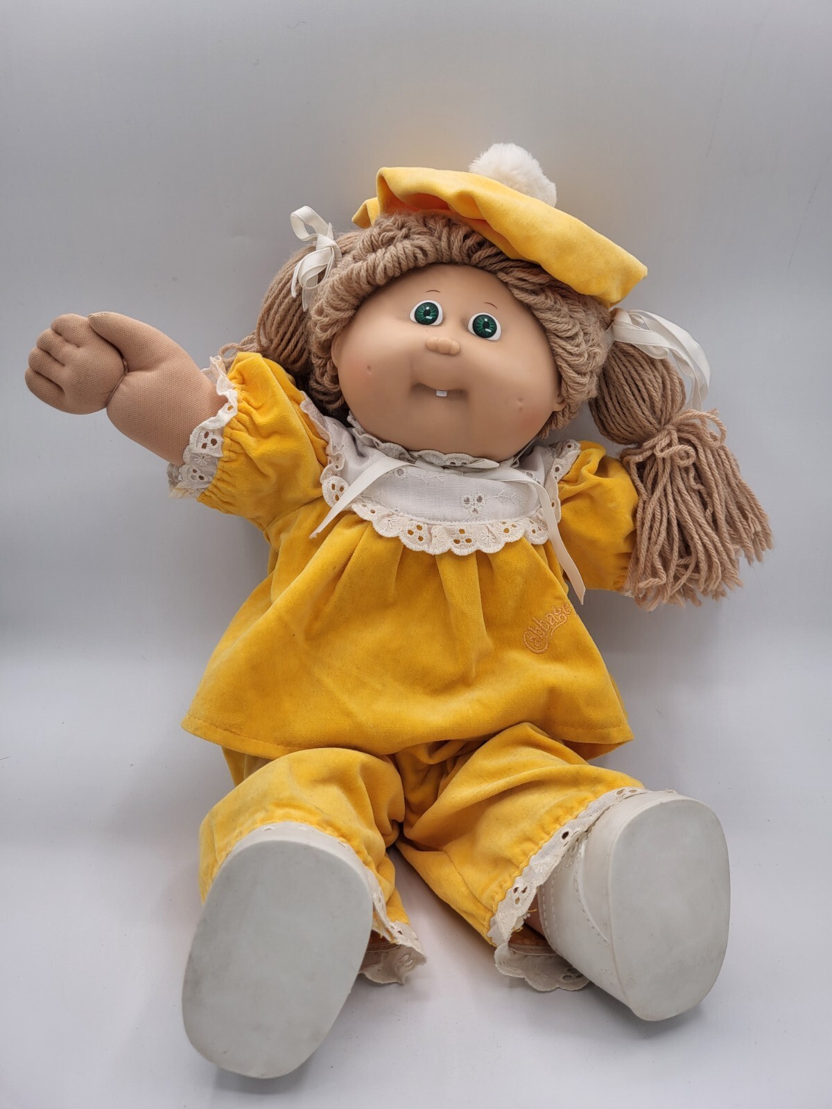 Vintage 1986 Cabbage Patch Doll Girl with Yellow Cabbage Patch Outfit ...