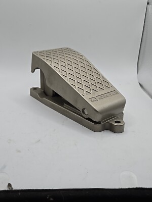 SMC VM22 VM2 Foot Pedal Valve Pneumatic Switch, 2-Port Valve, 1/4" NPT ...