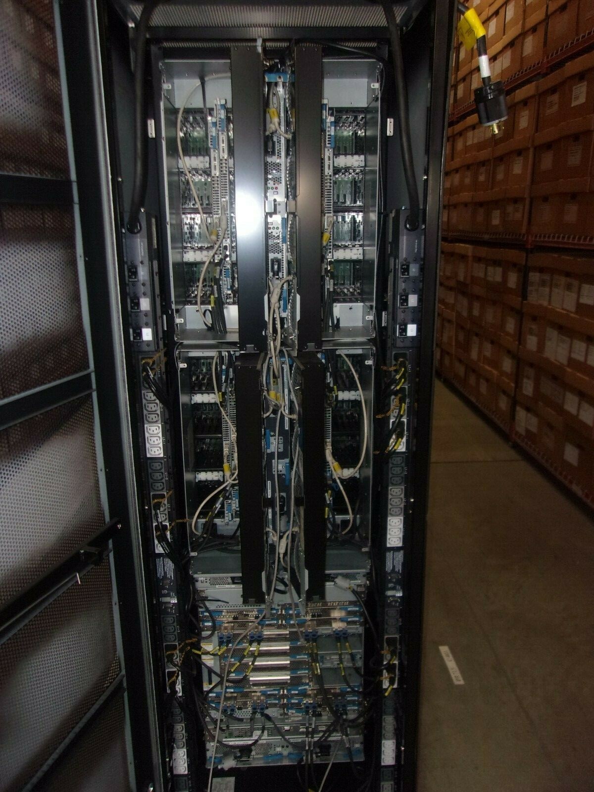 HP XP P9500 (eXtended Platform) STORAGE WORKS DATA STORAGE DISK ARRAY ...