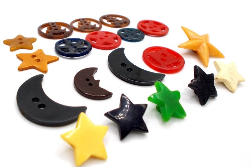 Vintage Casein Bakelite Plastic Realistic Buttons Stars Anchors Moons ...