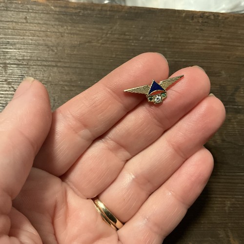 DELTA - SERVICE AWARD PIN 30 YEARS - DIAMOND WITH 2 EMERALD STONES ...