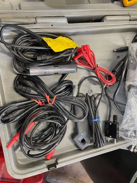 Fluke 98 Automotive Scopemeter with Lots Of Attachments AND NEW BATTERY ...
