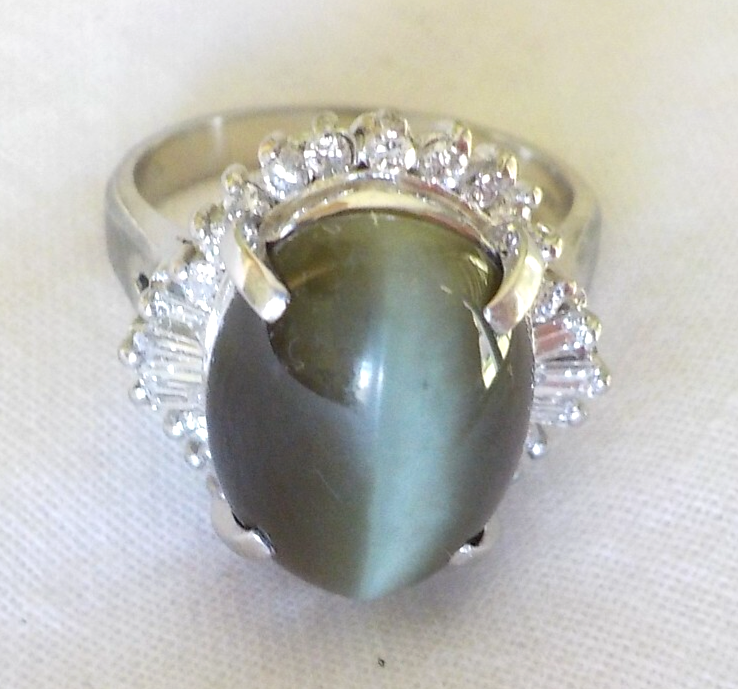 Platinum 5.0ct Cats Eye Nephrite 0.47ct Diamond Halo Ring - 9.80 gms ...