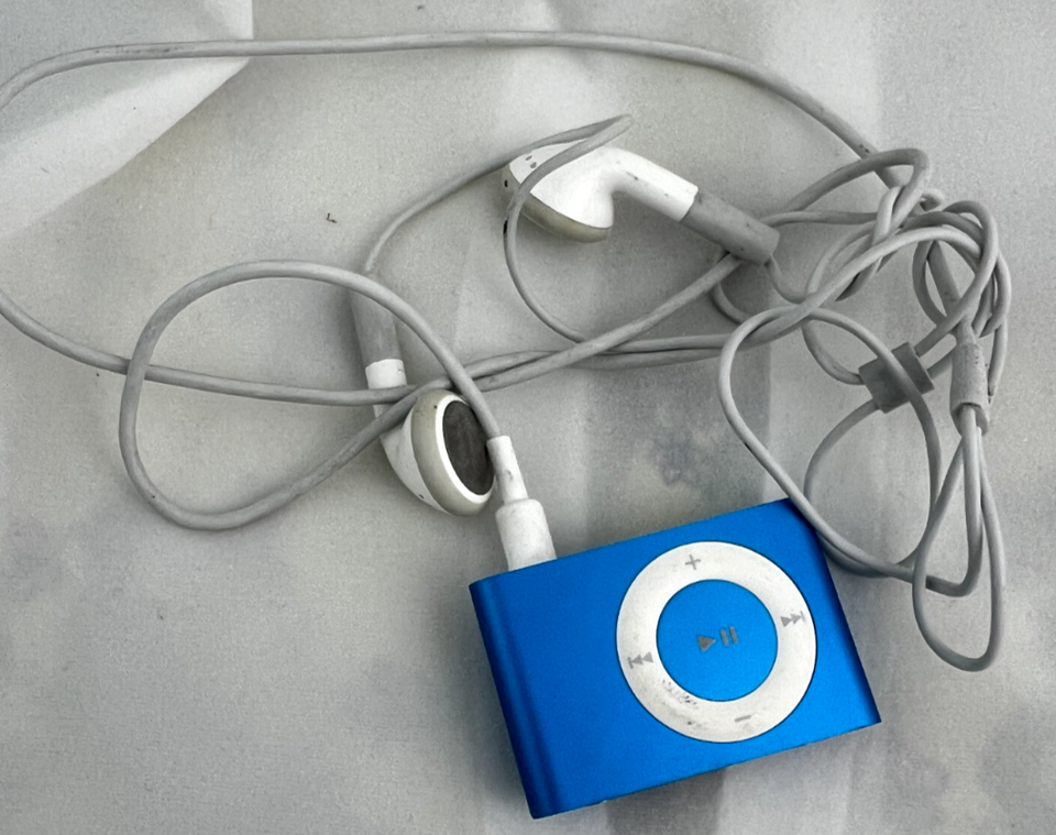 Blue Apple iPod Shuffle 2nd Generation + Earbuds + USB Travel Dock ...