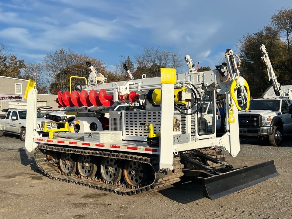 2010 UTV International RT02DD Achiever Track Digger Derrick Auger ...