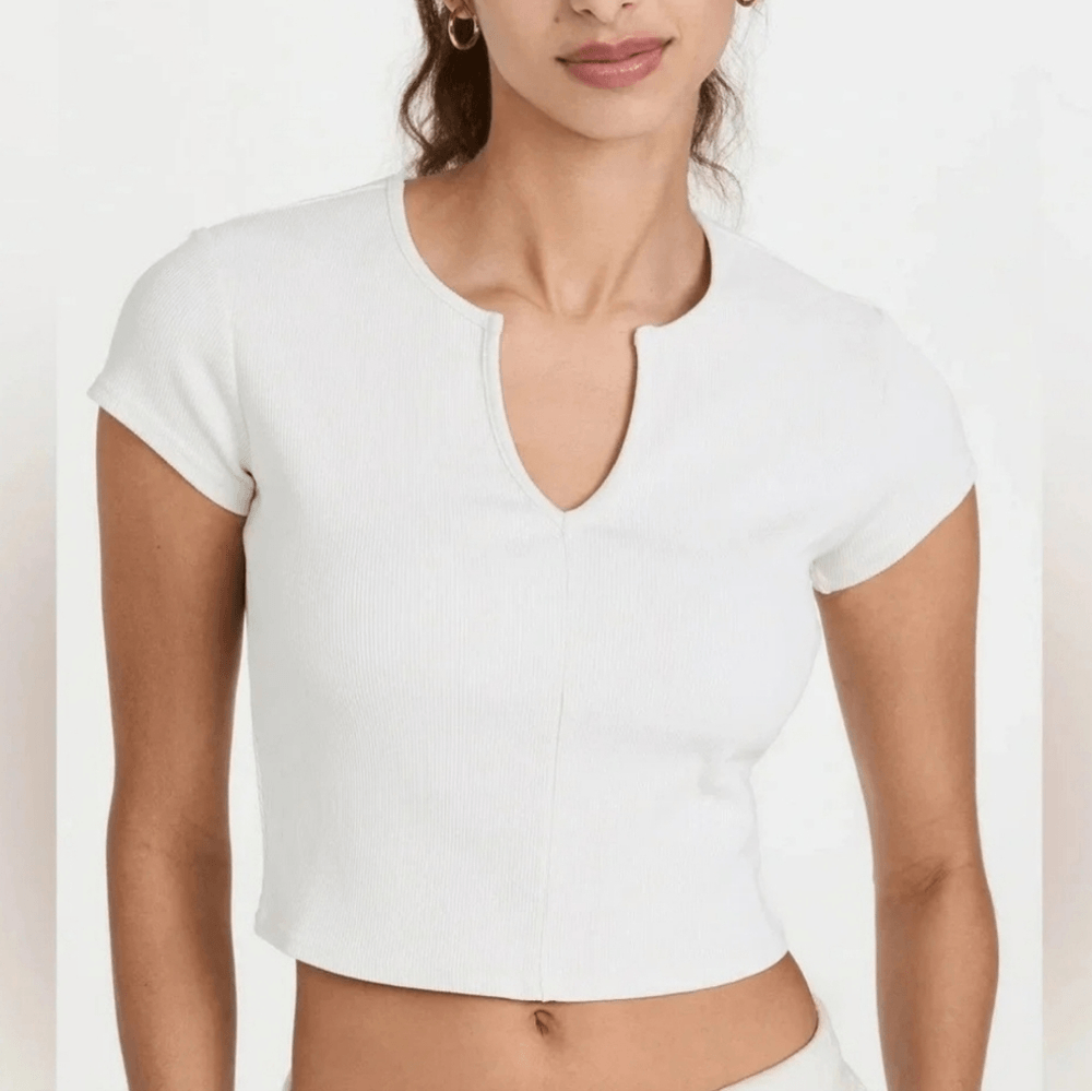 ALO yoga ribbed cropped tee Savvy short sleeve top workout split vneck ...