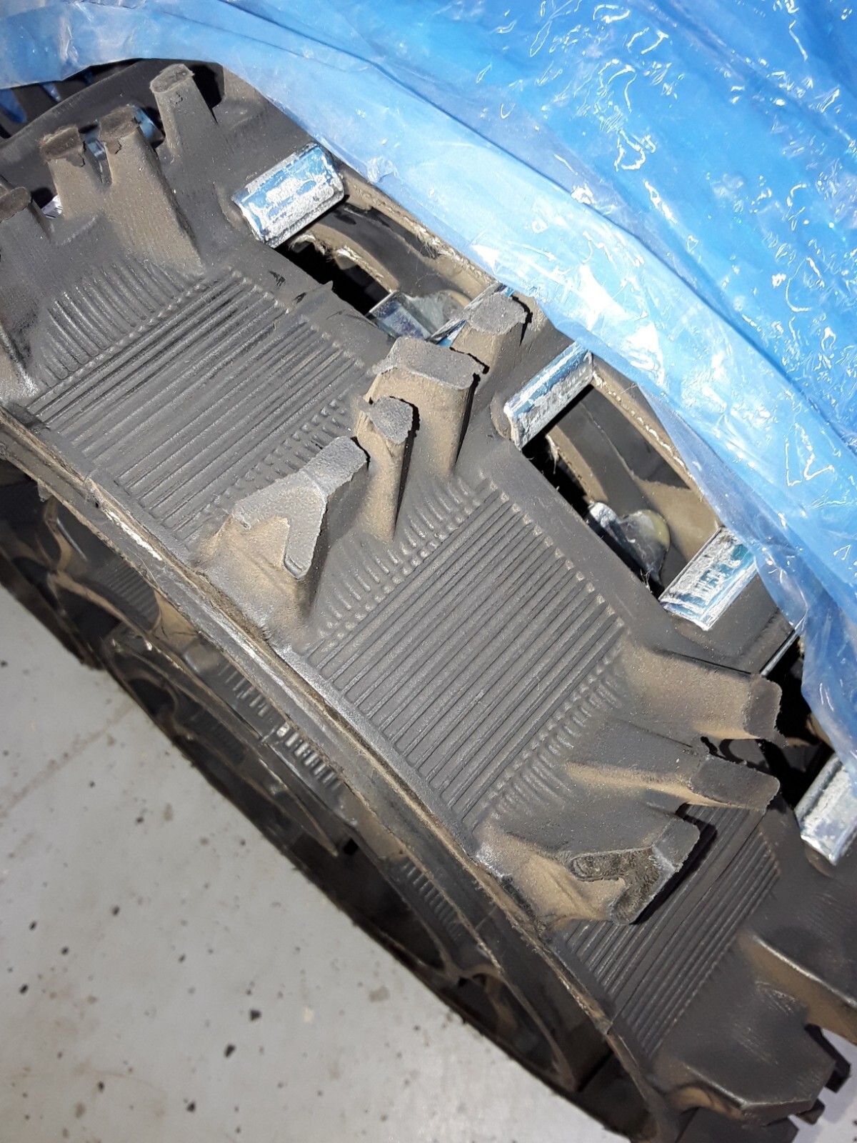 SNOWMOBILE TRACK RIPSAW 1 PLY 15x137x1.25 504152905 (BIN-BARN) | eBay