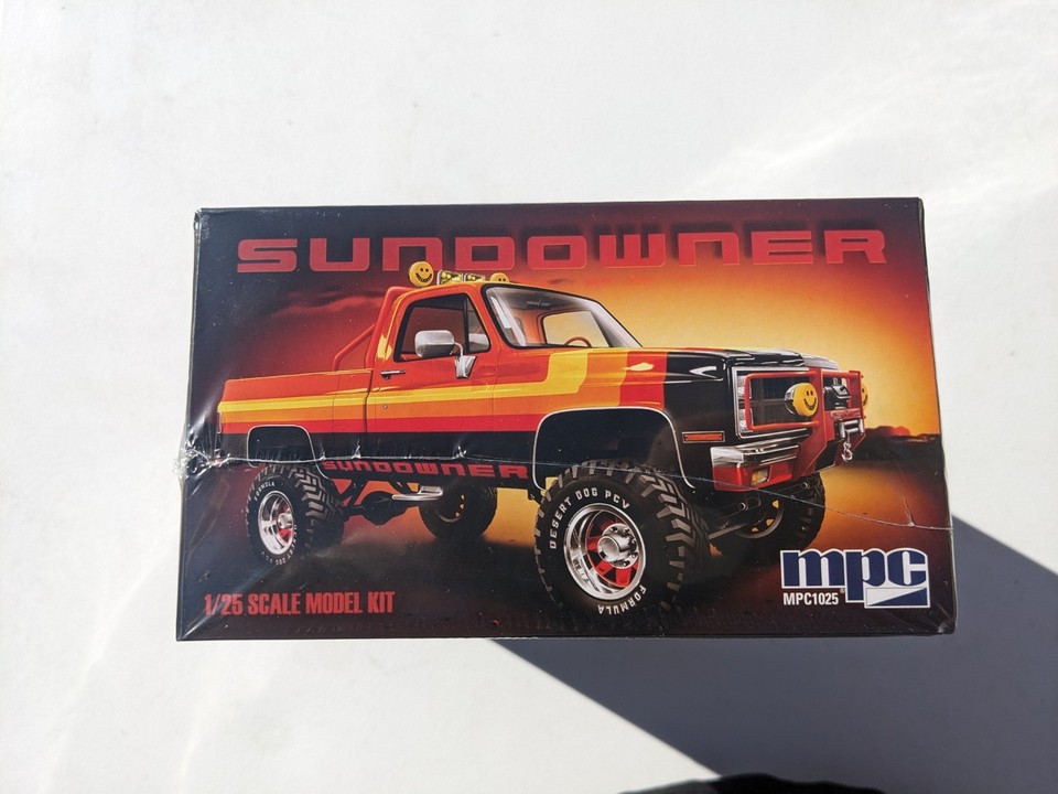Walmart Exclusive MPC Sundowner 84 Gmc Model Kit K10 Truck Squarebody ...
