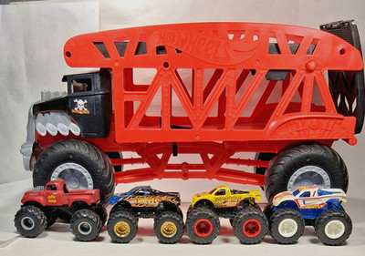 Hot Wheels Monster Trucks Monster Mover Bone Shaker with 4 Monster ...