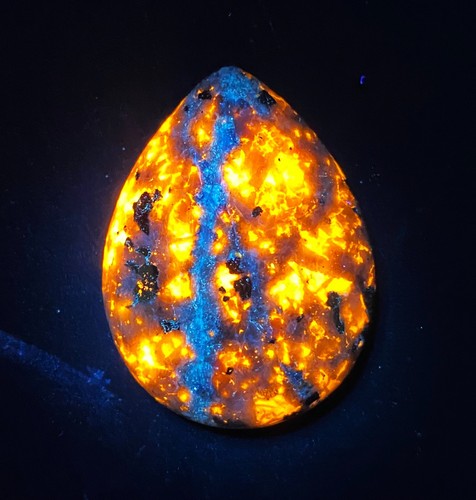 Palm Under UV Very Bright Yooperlite Yooper Stone Lake Superior Glowing ...