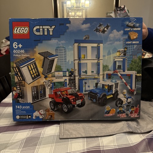 BRAND NEW LEGO CITY Police Station SET 60246 Retried 2020~🇨🇦 DAMAGED ...