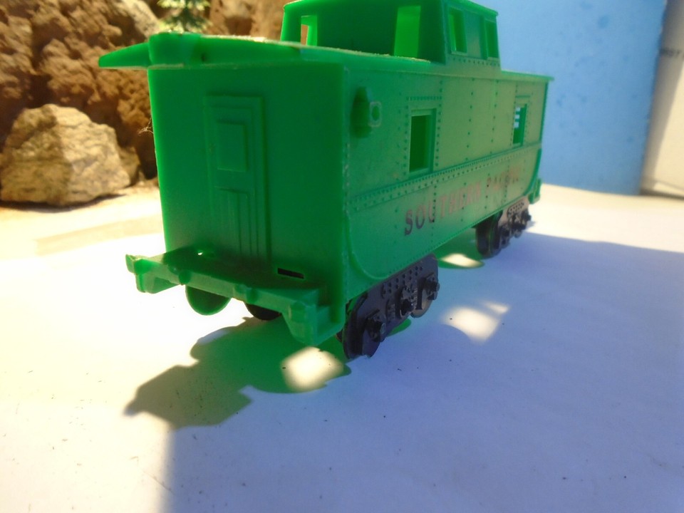 MARX O & 027 GA SOUTHERN PACIFIC GREEN PLASTIC CABOOSE, DAMAGED 5-231-5 ...
