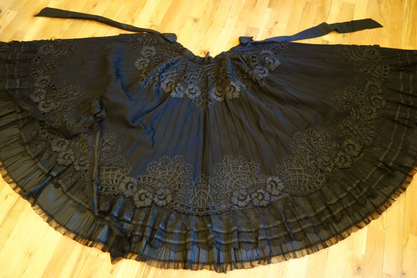 EXQUISITE ANTIQUE FRENCH CAPE CLOAK LACE TRELLIS SCALLOP FLEUR RIBBON ...