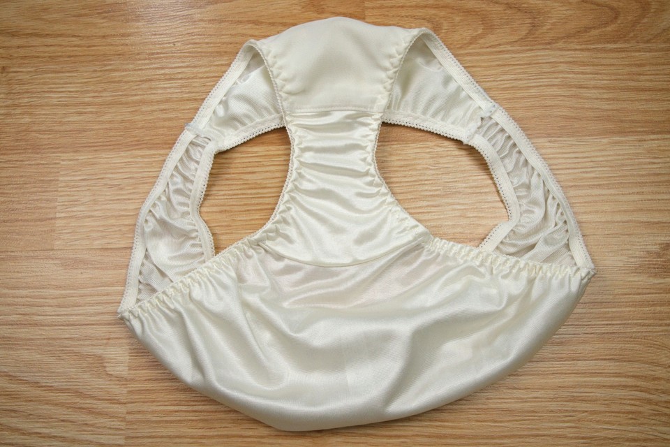 VINTAGE JAPANESE NYLON SHINY SLIPPERY PRETTY CUTE OFF WHITE PANTY SMALL ...