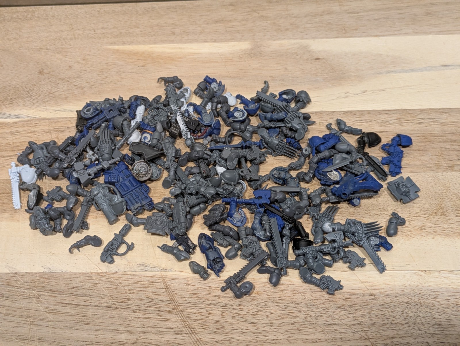 Warhammer 40K Space Marine Mixed Spare Parts arms Bits Lot Games ...
