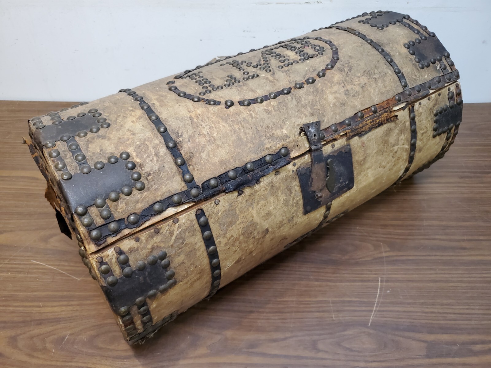 Antique Round Cylindrical Leather Covered Trunk, c.1822 I. Sanford ...
