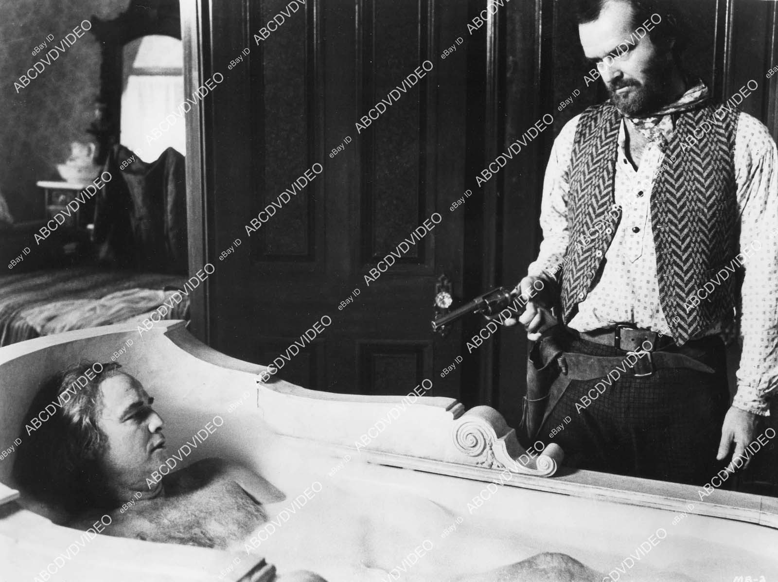 crp-512 1976 Jack Nicholson pulls gun on Marlon Brando in bathtub film ...