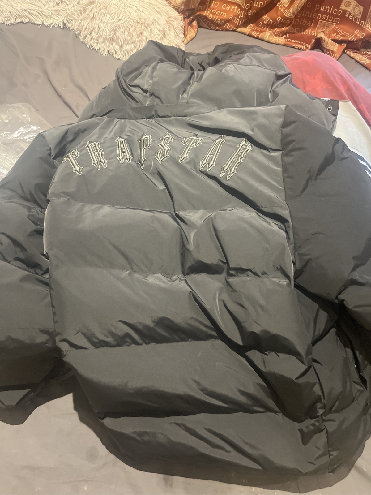 Trapstar iron gate puffer jacket medium size comes with the bag too ...