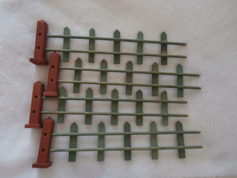 VINTAGE ANTIQUE RED & GREEN WOODEN FENCING 4 XMAS VILLAGE 4 PCS SQUARE ...