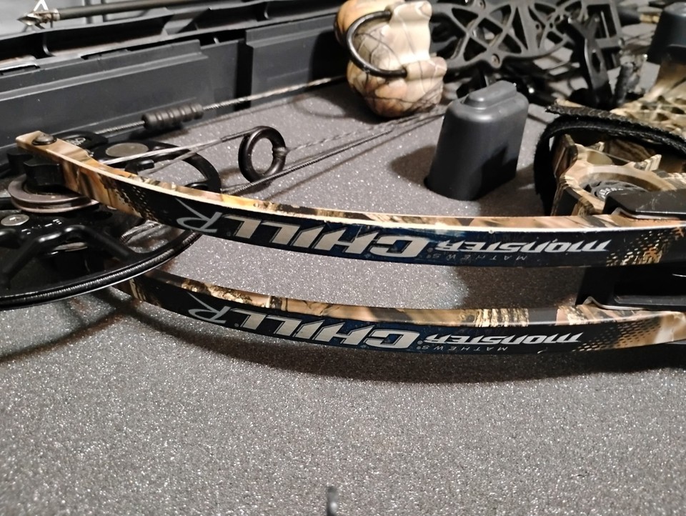 Mathews Archery Monster Chill R 26” Draw 85% Let off with 70lbs Limbs ...