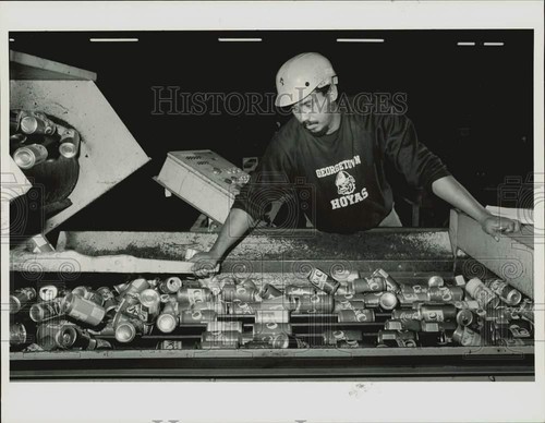 1987 Press Photo Edwin Ortiz Counts Cans at CRINC Plant, Springfield ...