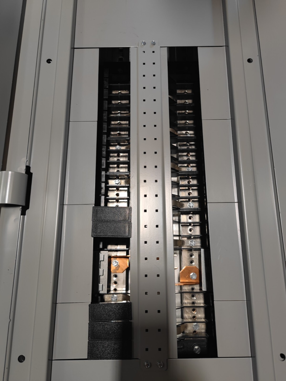 SIEMENS 800 AMP P3 PANELBOARD 240V MLO 3PH/3W 42Sp with Enclosure and ...