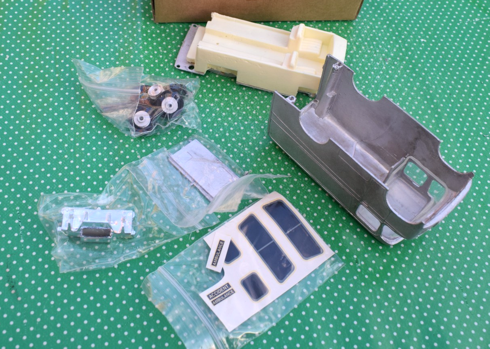 SLMC 54 - MORRIS WADHAM AMBULANCE Model kit in box (Copy Spot-On 207 ...