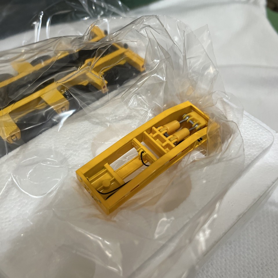 Kenworth T800W Rogers 4-Axle Flip Lowboy - YellowSword 1:50 Scale # ...