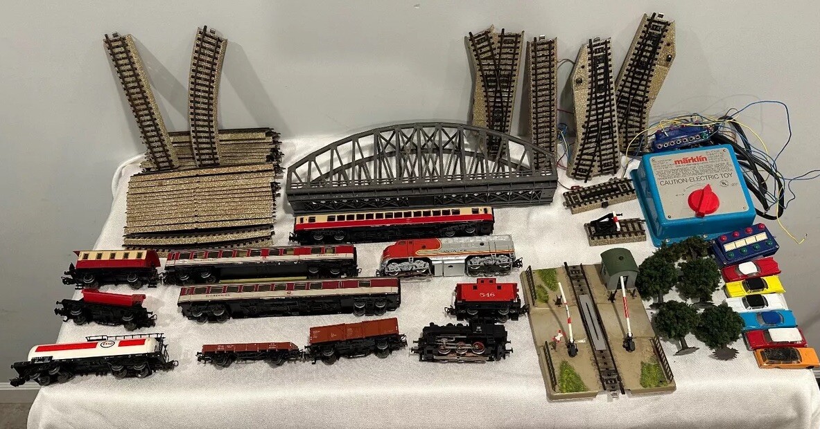 Vintage Marklin Electric Train 50 pieces Caboose, Long Trains, tracks ...