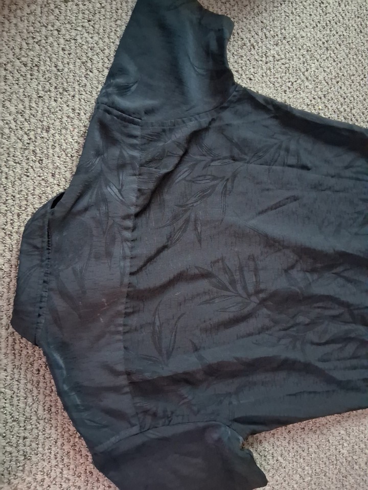 Van huesen Dress Shirt Medium size 15-15.5 Black button Up Tonal Leaf ...