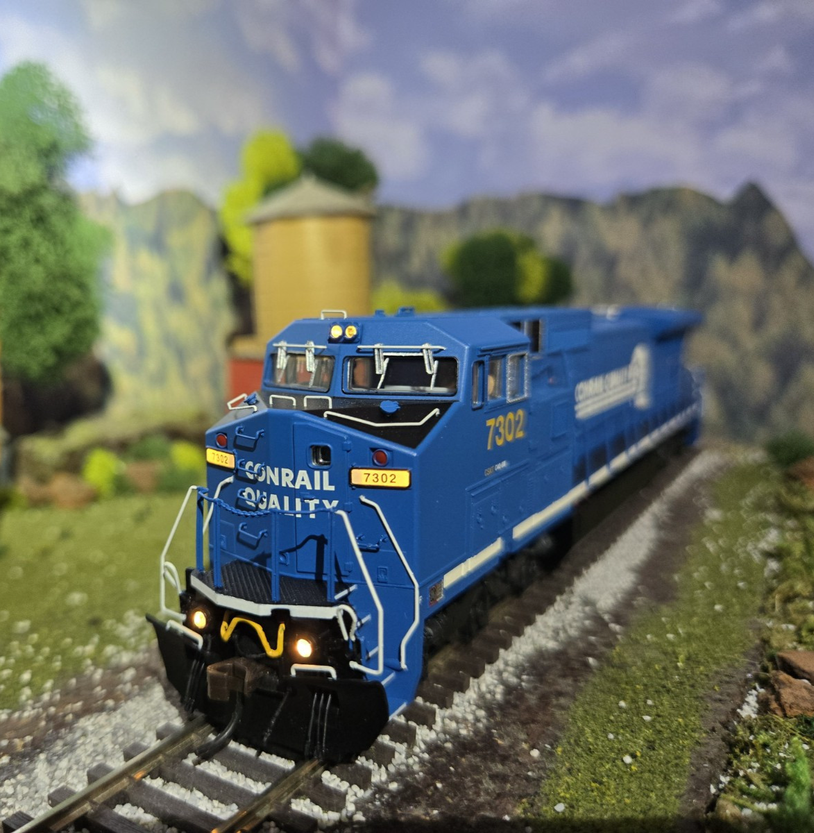 Atlas HO Scale CSX ex Conrail Dash 8-40CW #7302 with DCC/Sound | eBay
