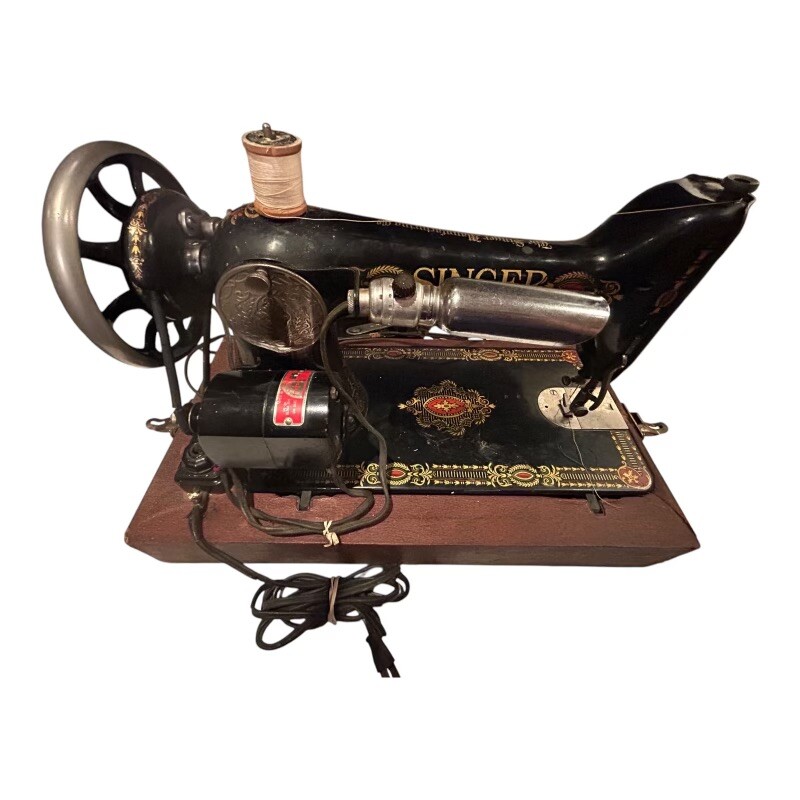 Vintage Singer Sewing Machine Year - 1917 Model # 66 Red Eye Vintage Singer Sewing Machine Year - 1917 Model # 66 Red Eye