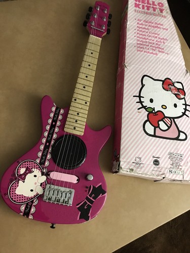 2010 HELLO KITTY Sanrio mini 30” Electric Guitar Built In Amp Speaker ...