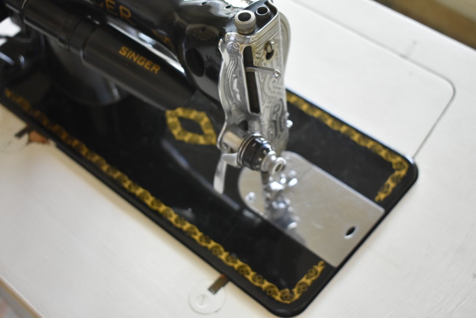 1947 Vintage 15-91 Black Singer Sewing Machine Wood Desk Cabinet Chair ...