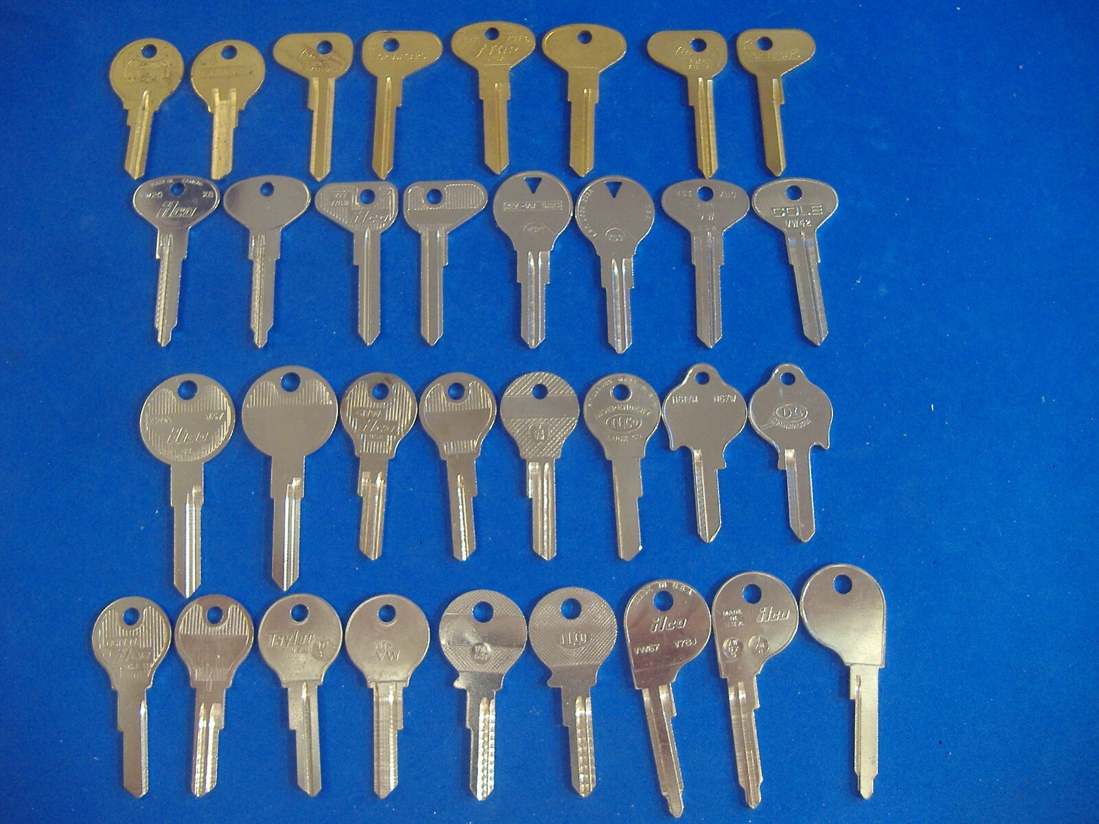 LOT OF 33 PIECE CLASSIC VOLKSWAGEN VW KEY BLANKS LOCKSMITH VINTAGE AUTO ...