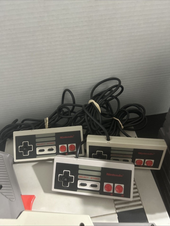 Nintendo NES-001 Original Console Bundle, 3 Controllers, 14 Games, 1 ...