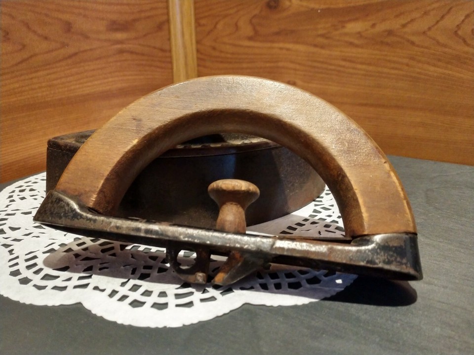 1 VINTAGE HOWELL COMPANY GENEVA, ILLINOIS SAD IRON WITH A DETACHABLE ...