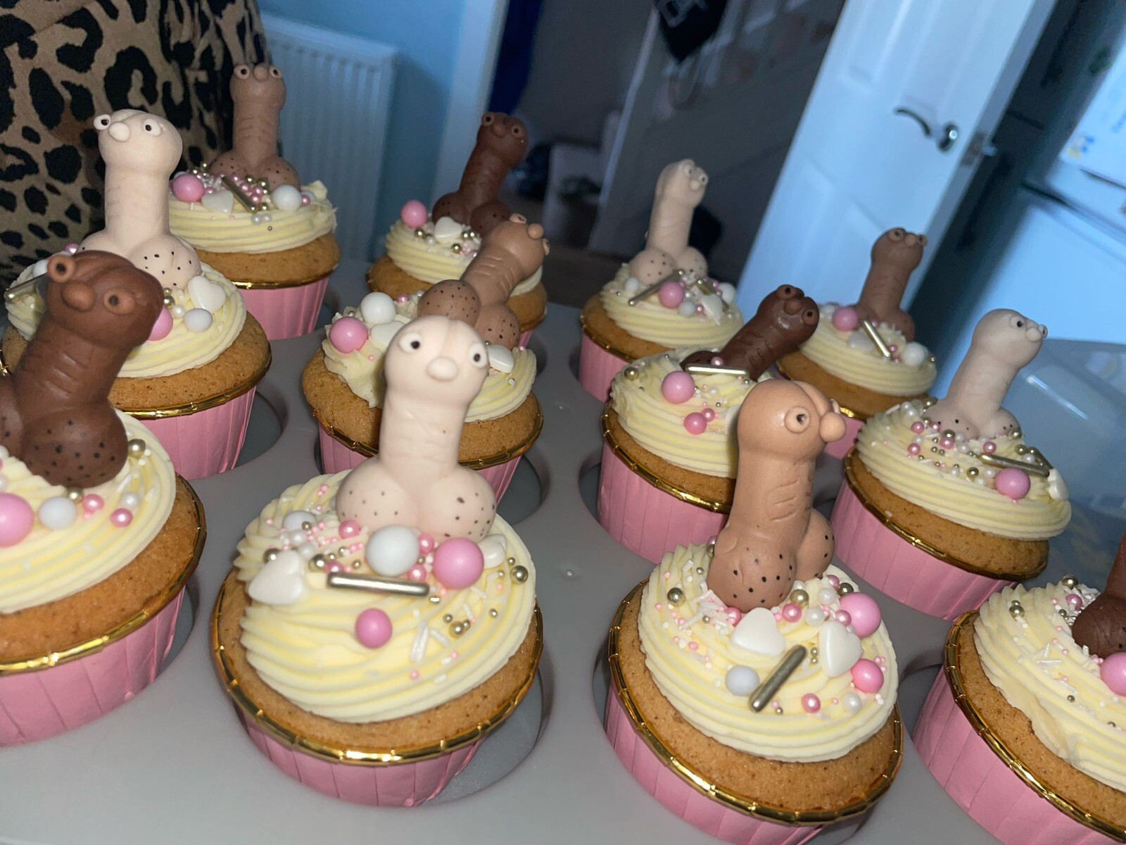 Edible 12 Perky Peckers Willy/Penis Hen Stag LGBT Gay Party Cup Cake ...