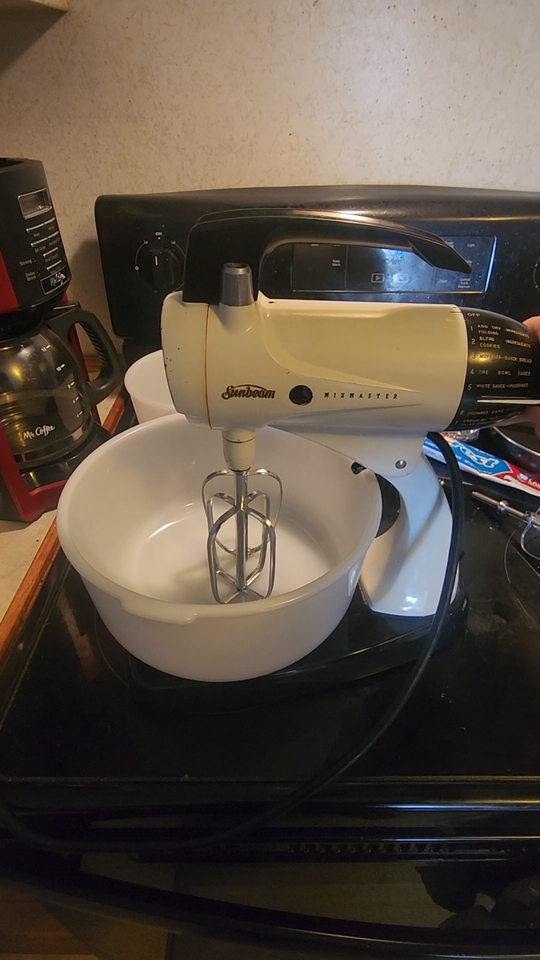 Vintage 1950s/1960s Sunbeam Mixmaster 12 Speed Stand Mixer with bowls ...