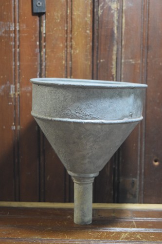 1950s GALVANIZED METAL FUNNEL 1-1/4 QUART CLEAN DRY GARAGE GARDEN SHED ...