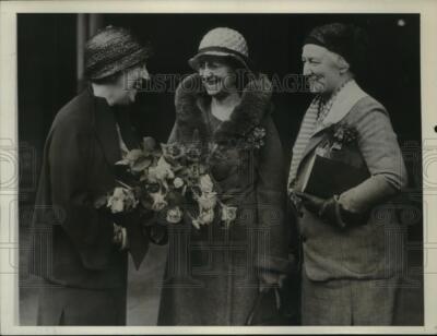 1932 Press Photo Women's Club Candidates Welcomed to Seattle by Mrs H.E ...