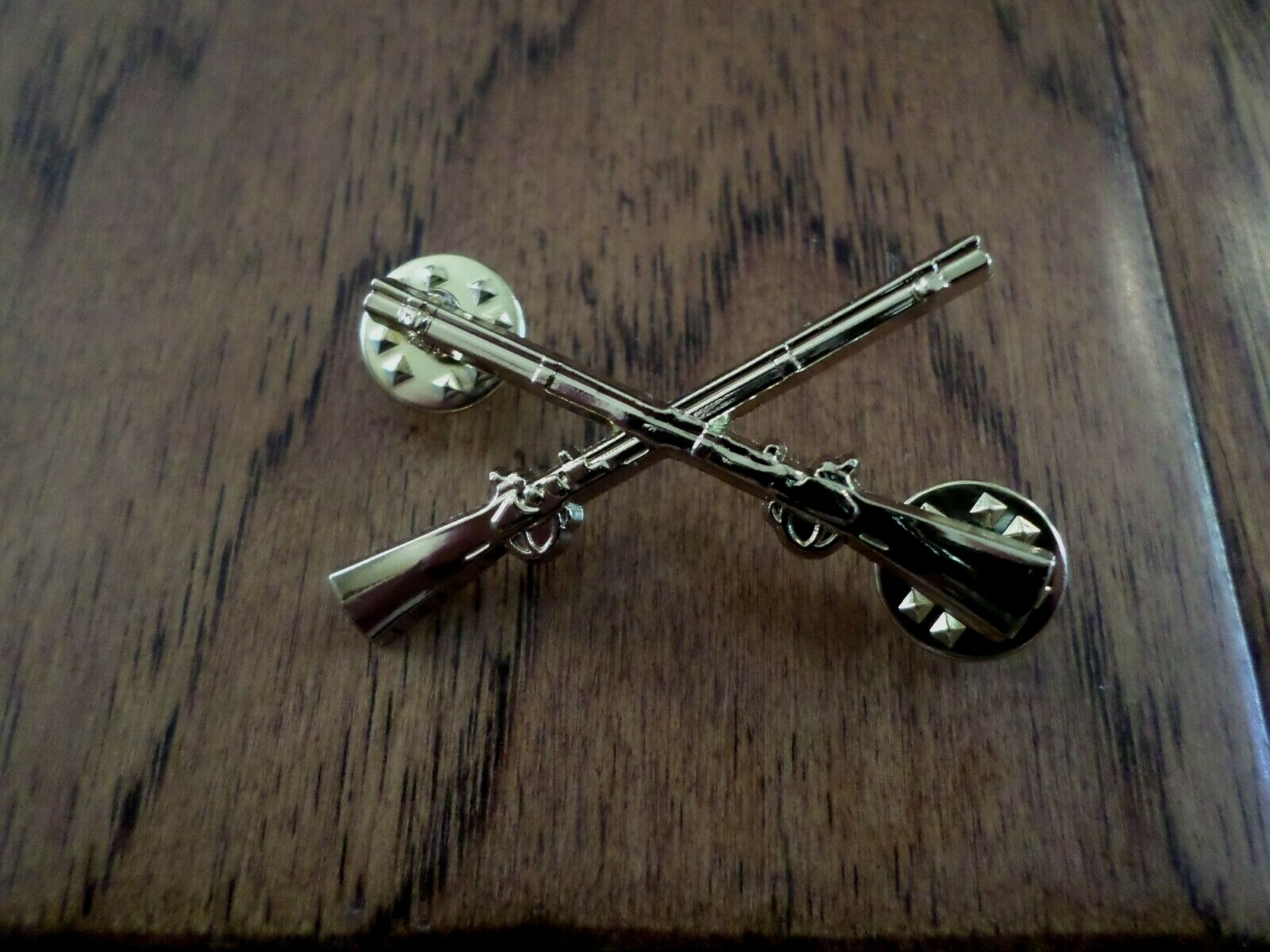 U.S MILITARY INFANTRY PIN CROSSED RIFLES METAL HAT LAPEL BADGES 1 3/4 ...