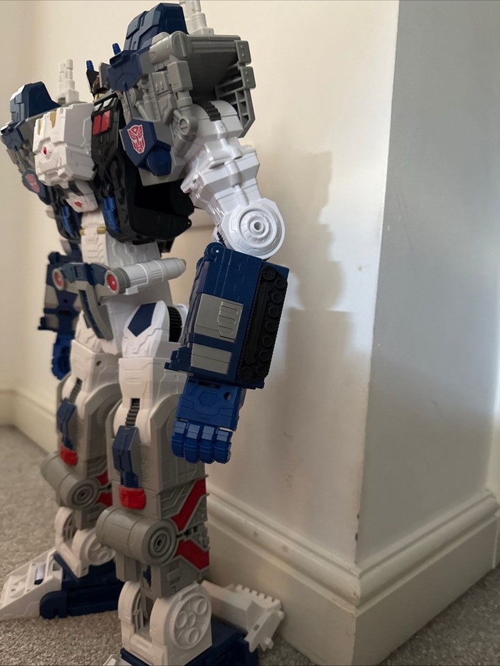 Transformers Generations Titan Class Metroplex Cybertron Action Figure ...