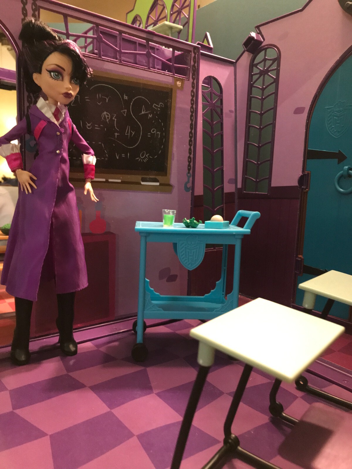 Mattel Monster High High School Playset & Miss Bloodgood Doll Nearly ...