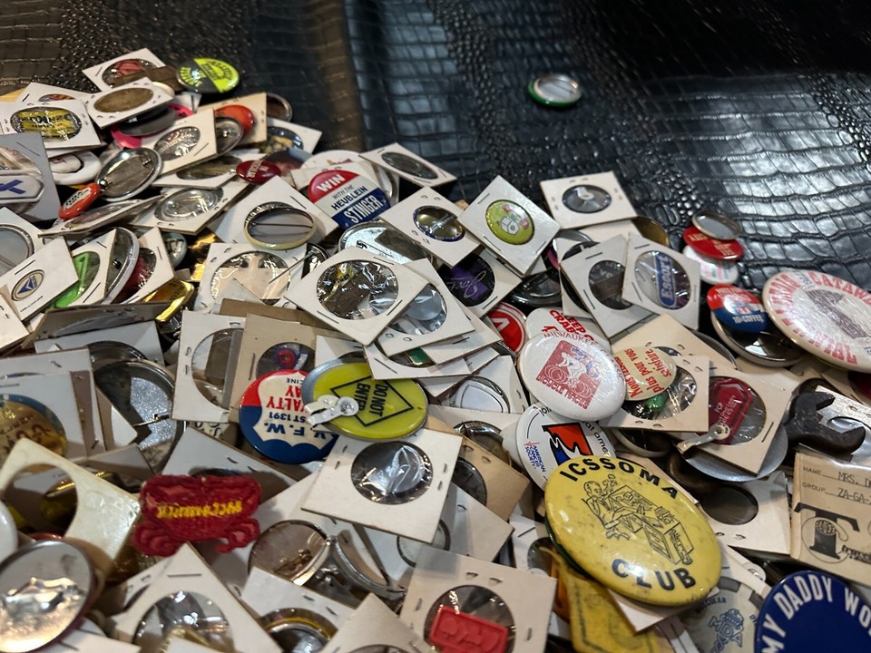 LOT of about 700 vintage pinbacks novelties - advertising - etc (NBS ...