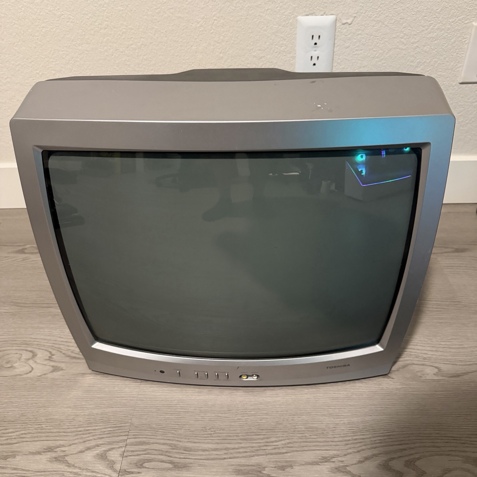 Toshiba 19A24 19" Silver CRT Retro Gaming - Color Television - 2004 ...