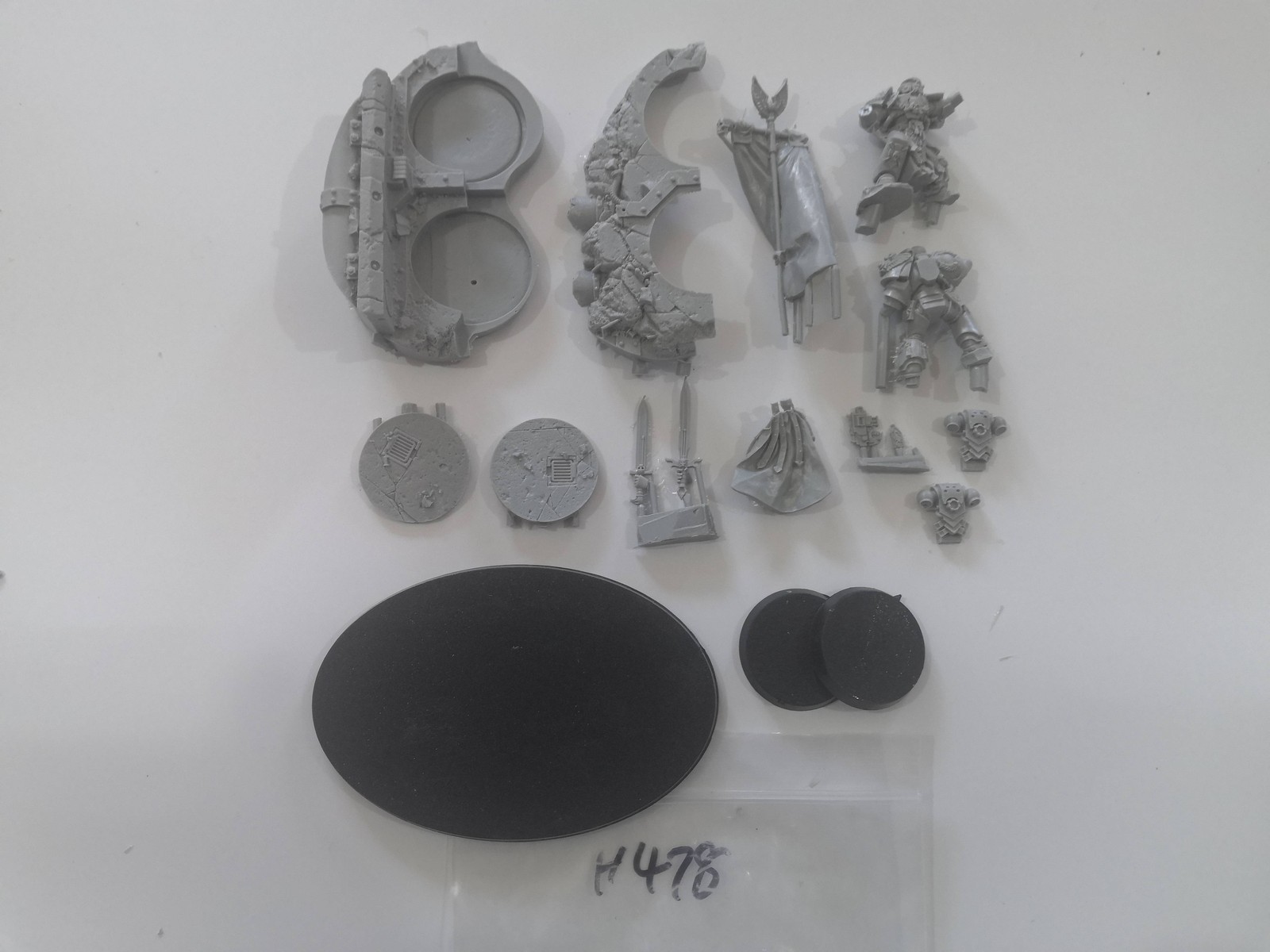 Unpainted Red Scorpions Casan Sabius & Sirae Karagon miniatures