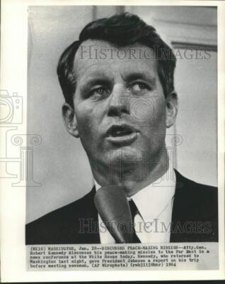 1964 Press Photo Attorney General Kennedy at White House talking with ...