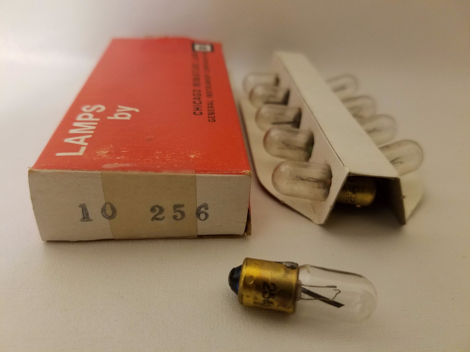 Box of 10 Chicago Miniature 256 CM256 GE256 Lamps Light Bulbs | eBay
